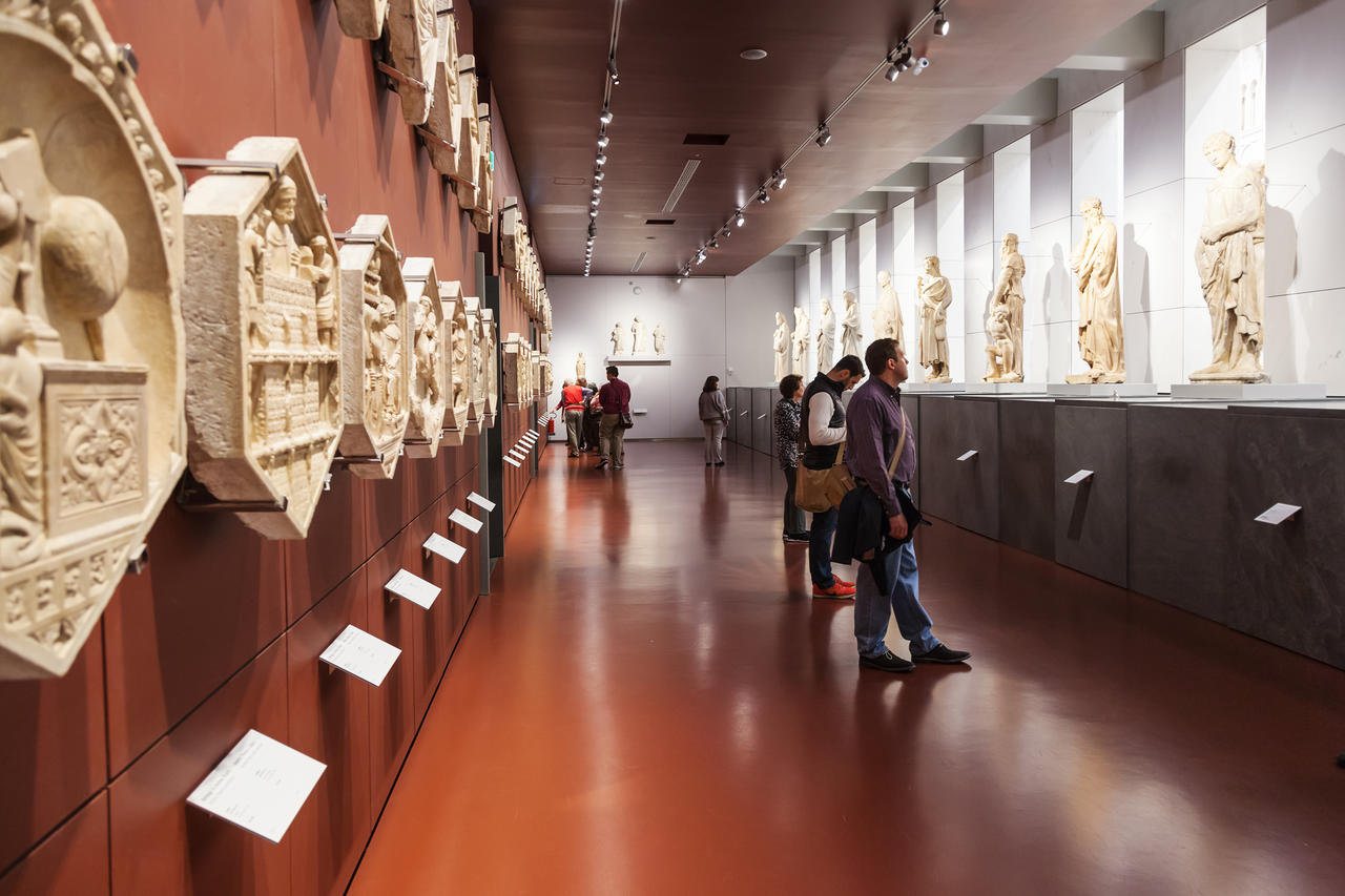 How is better to buy tickets for museums in Italy?