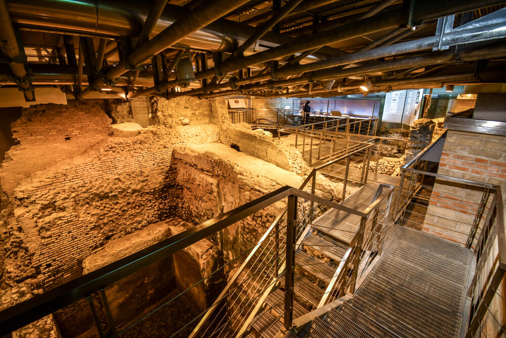 Visit to the Trevi underground with a guide