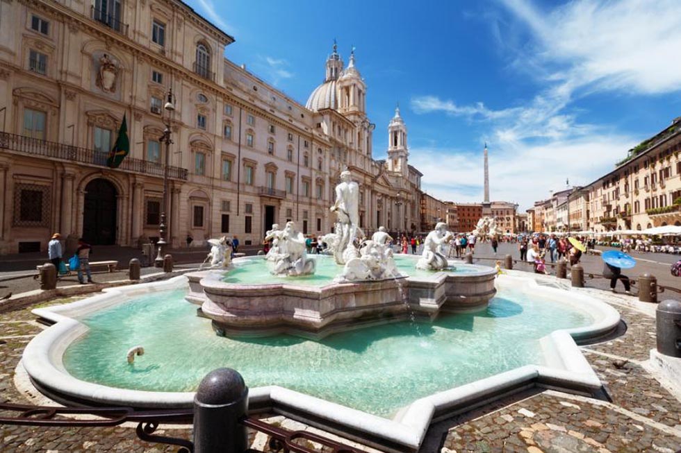 Walking tour through the squares of Rome