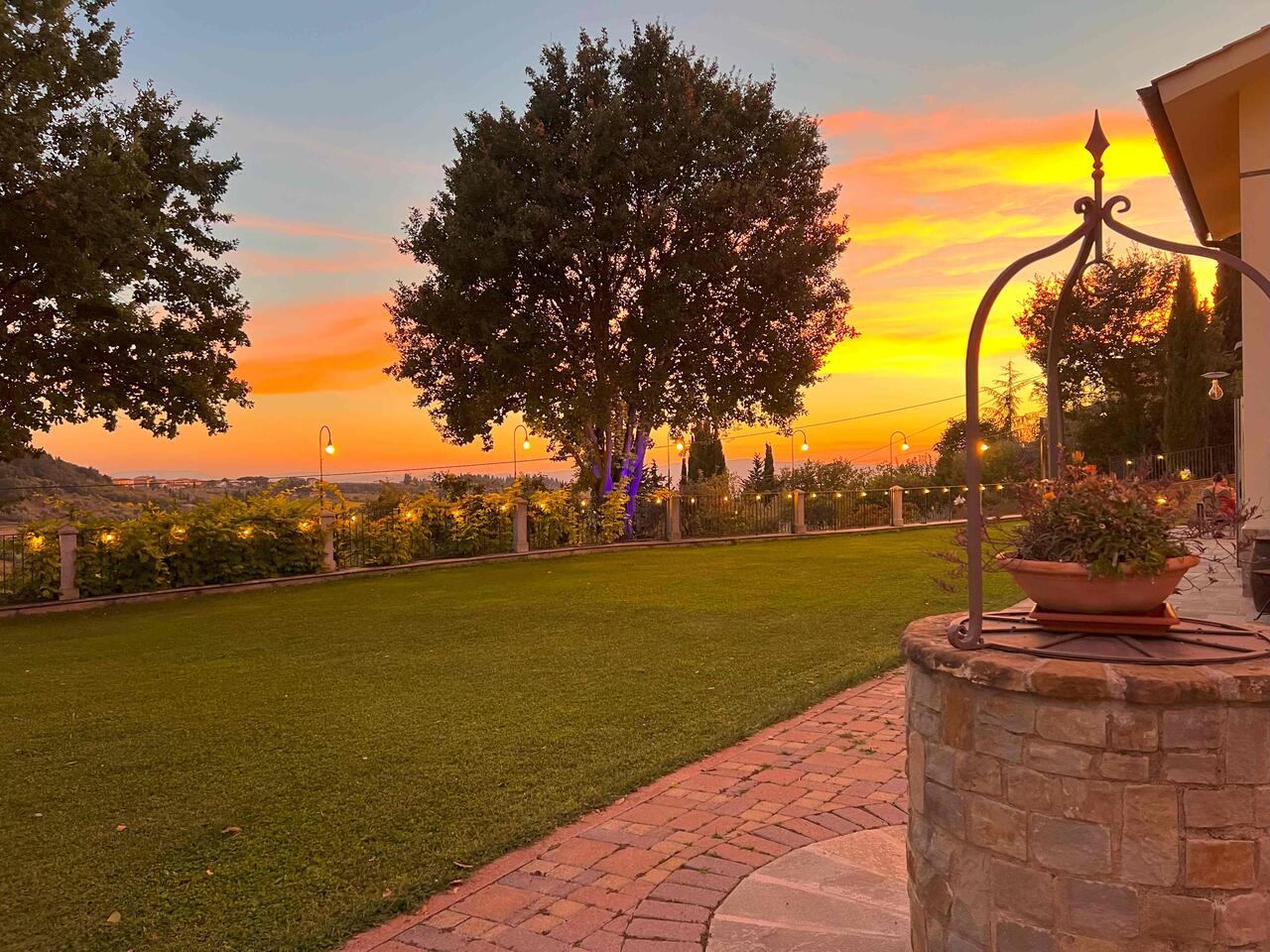 E-bike Chianti tour at sunset with three-course dinner
